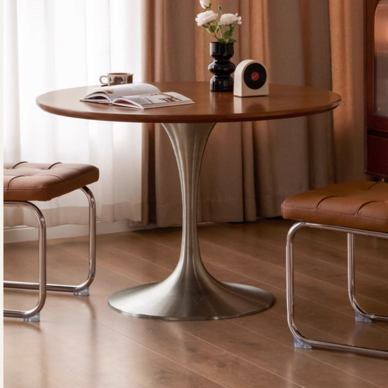 small-sized restaurant, antique style round dining table, home use ...